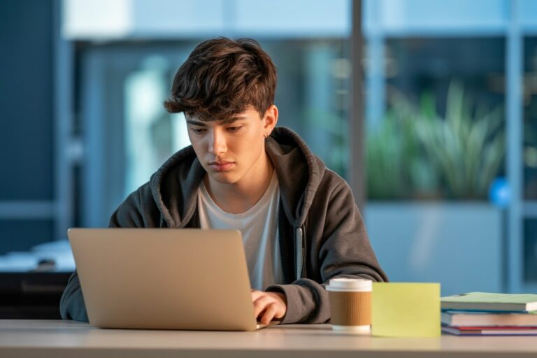 24 Best Side Hustles for College Students (to Make Extra Money in 2025)